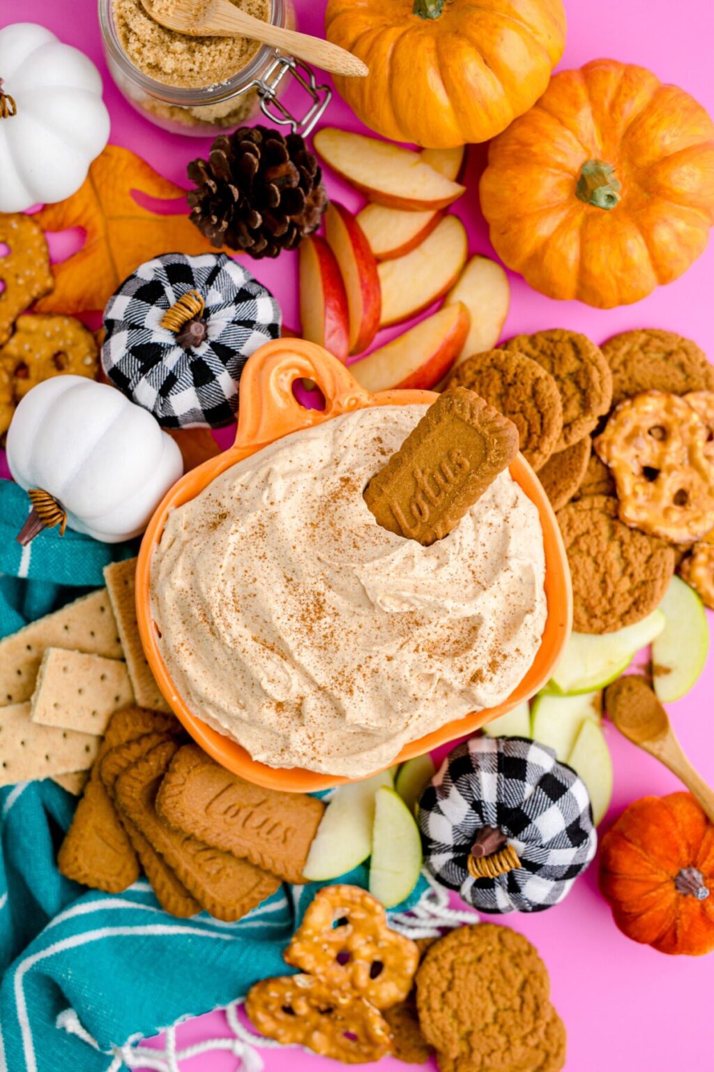 35 Easy Halloween Dips for Parties (easy appetizers and spooky snacks!)