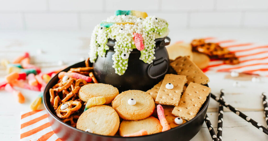 35 Easy Halloween Dips for Parties (easy appetizers and spooky snacks!)