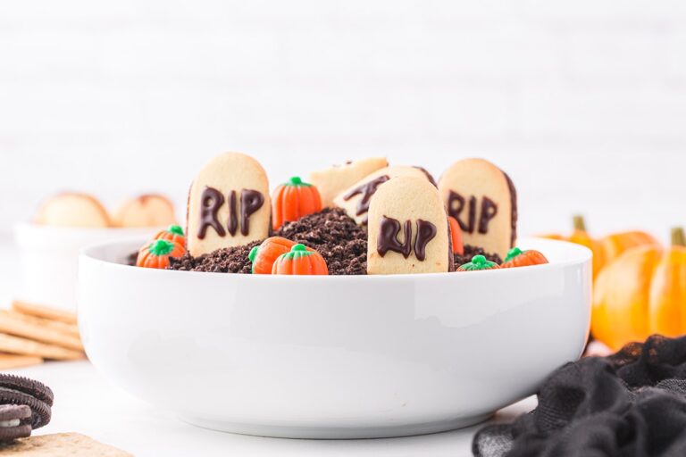 35 Easy Halloween Dips for Parties (easy appetizers and spooky snacks!)