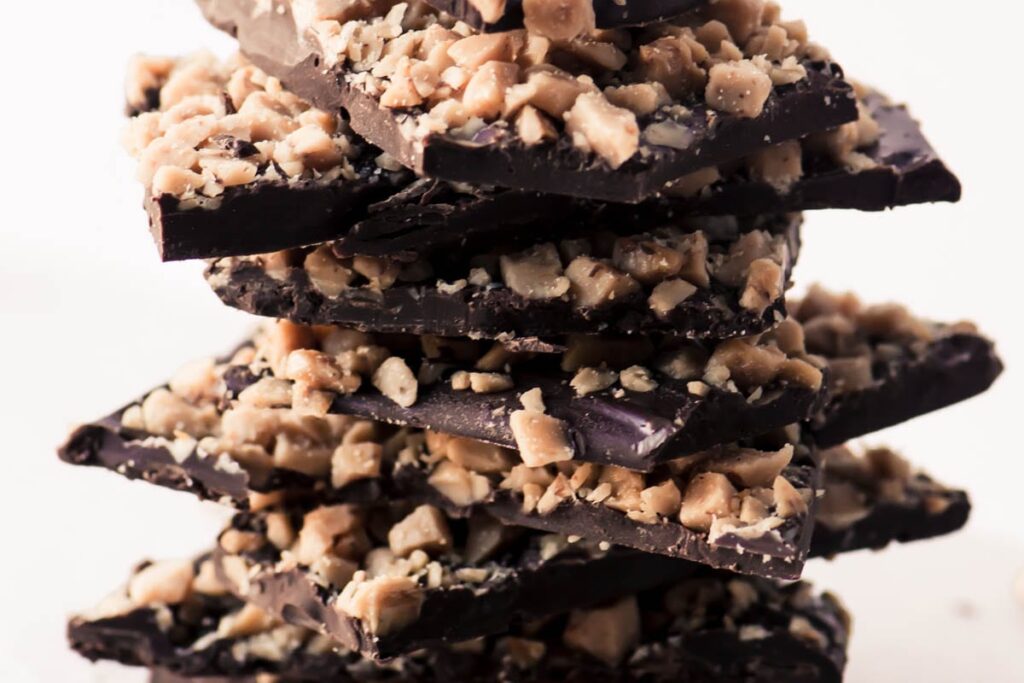 35 Easy Christmas Bark Recipes for Party Snacks or Holiday Gifts ...